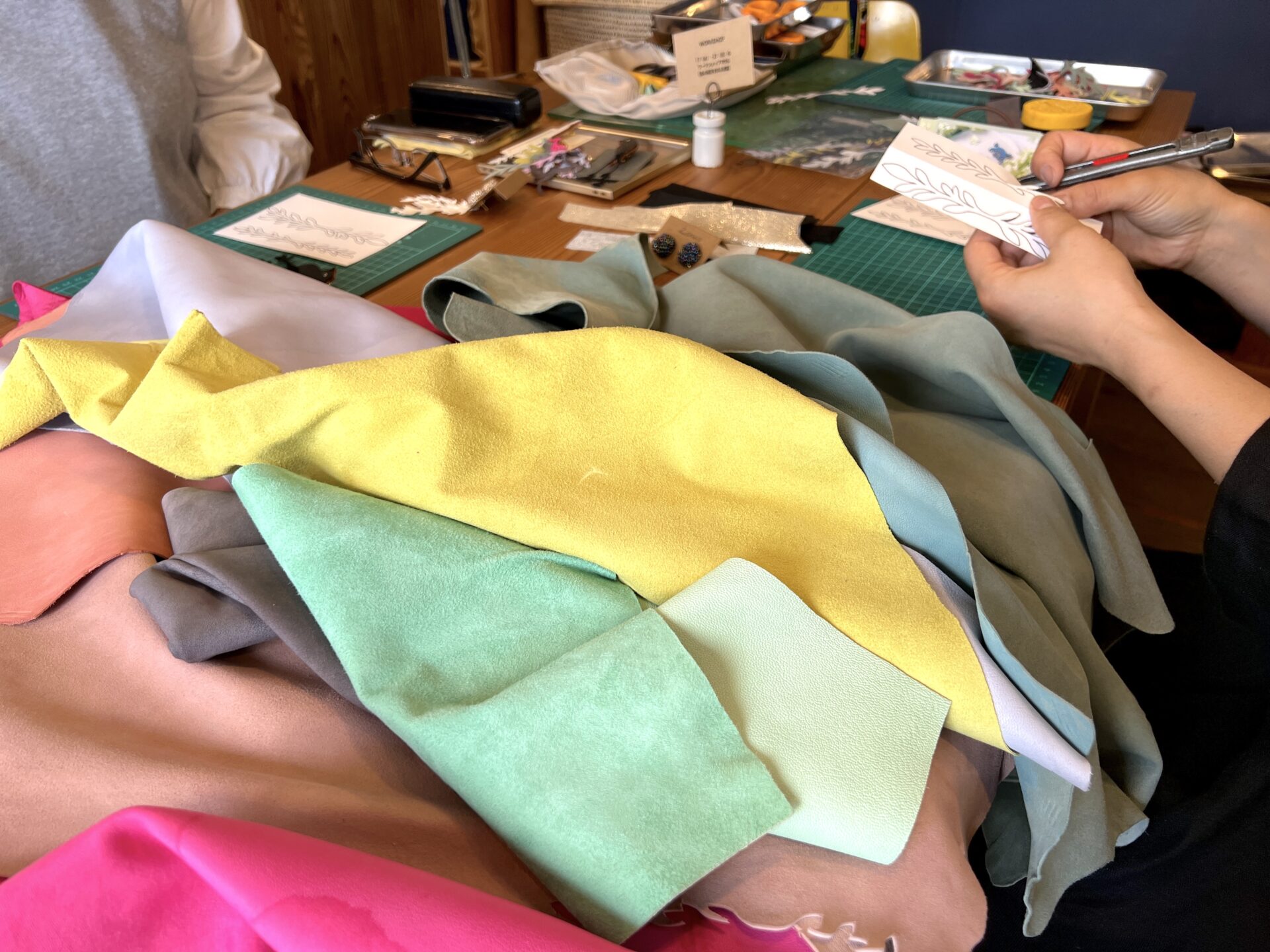 Zencoさんの鳥の尾羽を彩る束葉づくりワークショップの様子 - musubi